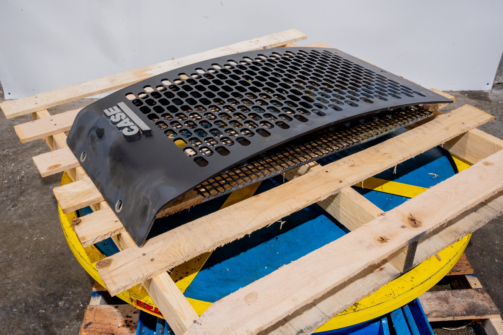 850L Dozer Grille - 87318857U – Tractor Part Direct